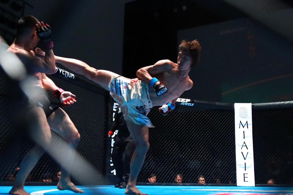 【DEEP】フライ級・濱口奏琉が神酒龍一を3R TKO、稲田がステファンに一本勝ち、飴山が安谷屋をヒジTKO、松場と寺崎がTKO勝ち、樹季が一本勝ち、攻勢になった眞介が反則で... - ゴング格闘技