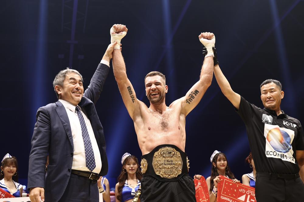 【K-1】マナートがK-JeeをKOしてV2、ムシンスキもKO圧勝、アカピャンが璃久を初回KO、マチャドがKO圧勝、朝久裕貴が初回KO勝ち、朝久泰央が難敵相手に勝利つかみ取る... - ゴング格闘技